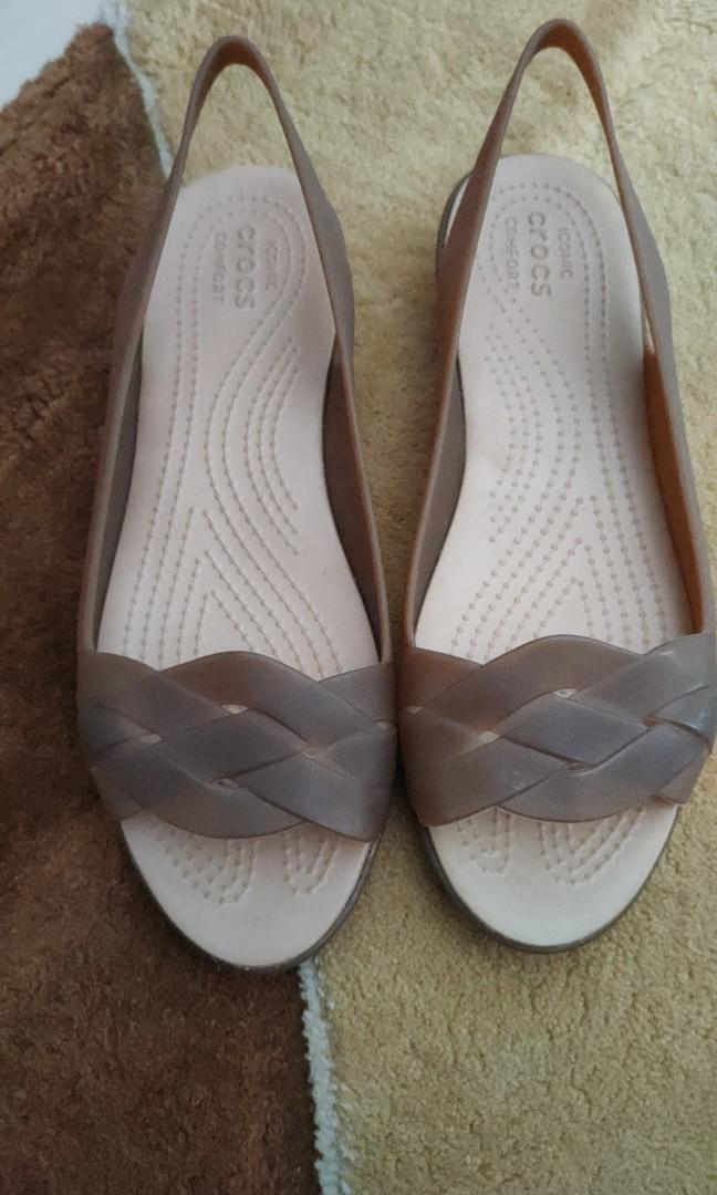 kasut Crocs, Women's Fashion, Footwear, Sandals on Carousell