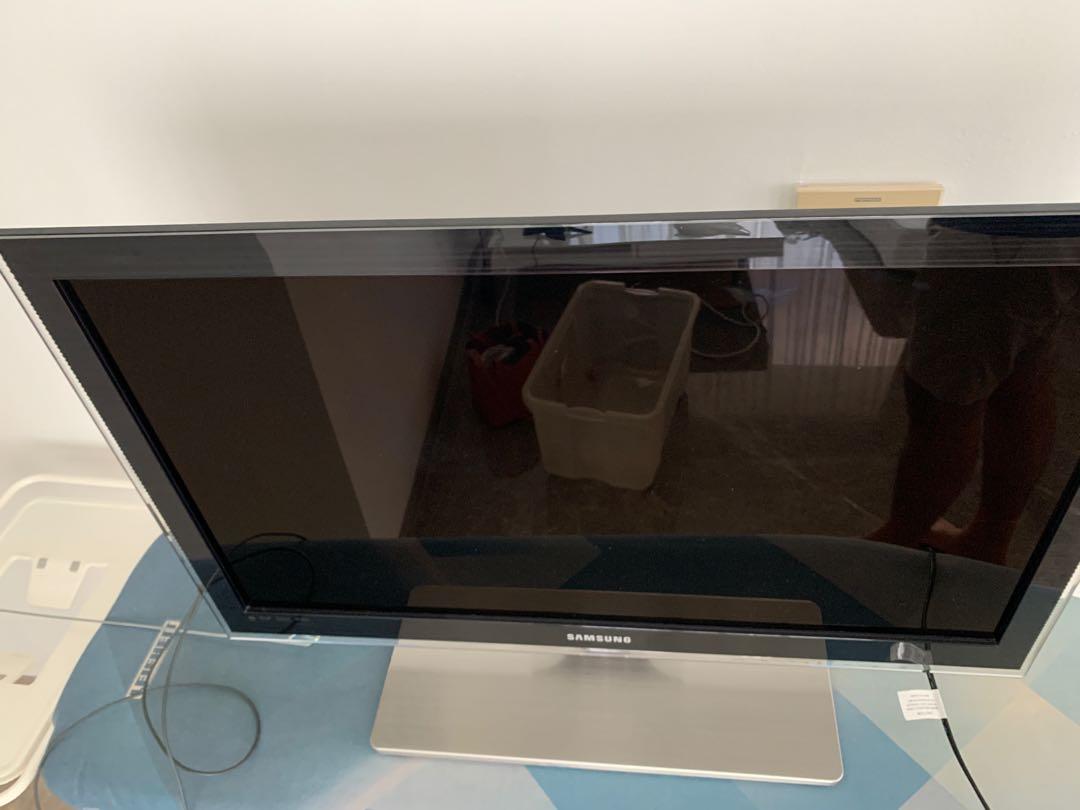 Samsung LCD TV 32”, TV & Home Appliances, TV & Entertainment, TV on ...