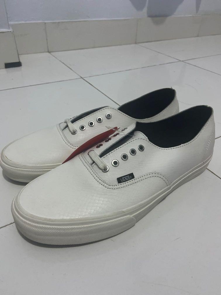 Vans authentic decon (snake skin texture), Fesyen Pria, Sepatu ...
