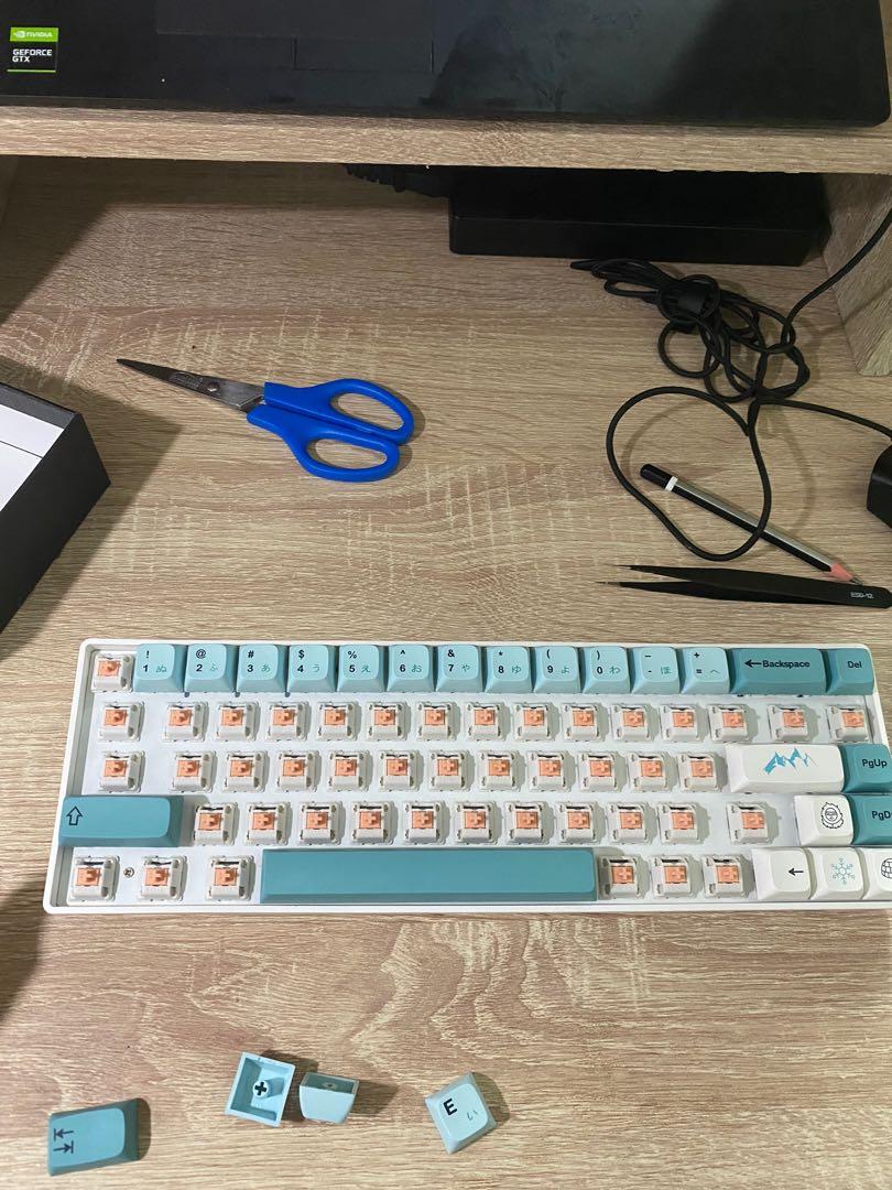 Mechanical keyboard Tes68 with Feker Holy Pandas and iceberg keycaps ...