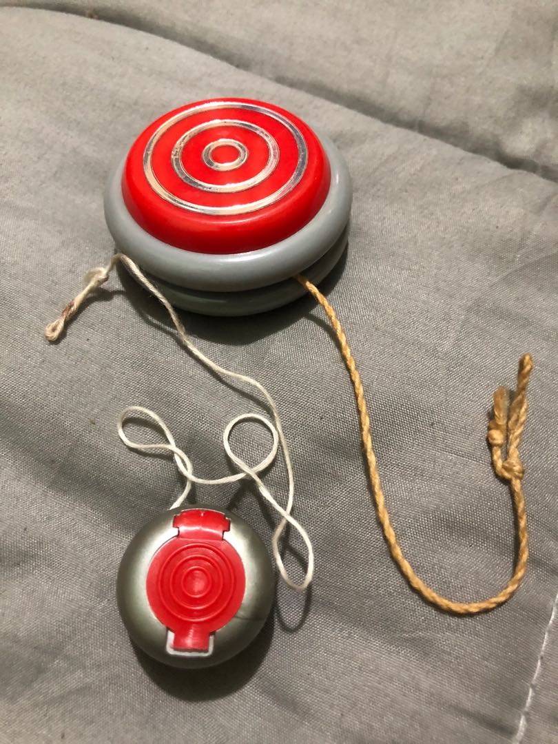 Vintage pair of old yo-yos, Hobbies & Toys, Toys & Games on Carousell
