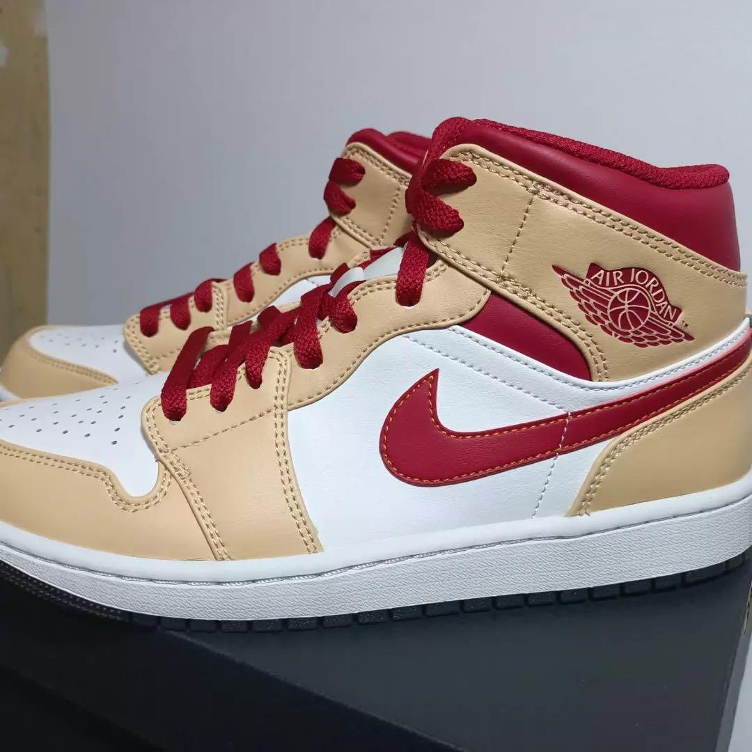 White Onyx Jordan Mid 1, Men's Fashion, Footwear, Sneakers on Carousell