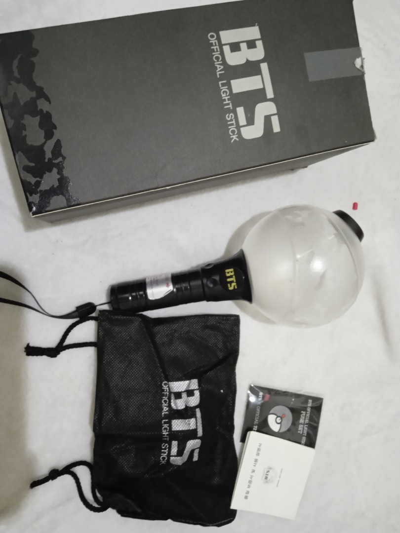 BTS OFFICIAL ARMY BOMB VERSION 1, Hobbies & Toys, Memorabilia ...