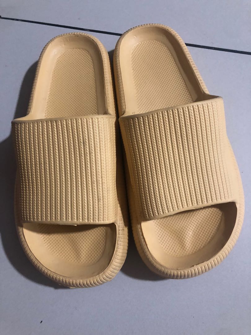 Free light yellow bulky slippers, Women's Fashion, Footwear, Slippers ...