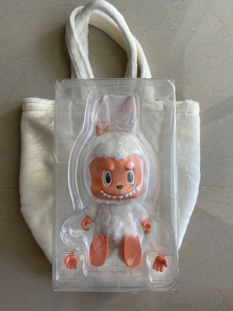 Labubu swaver snow, 興趣及遊戲, 玩具 & 遊戲類 - Carousell