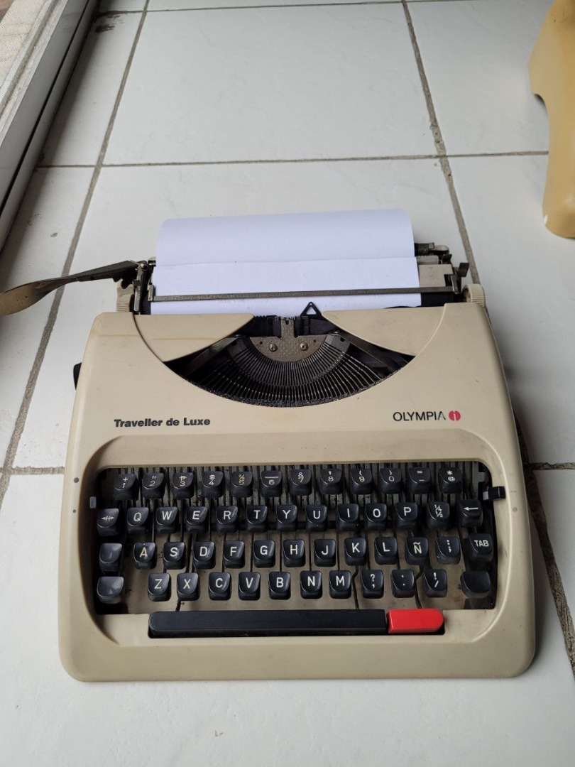 OLYMPIA Traveller Deluxe Manual Typewriter, Hobbies & Toys, Memorabilia ...