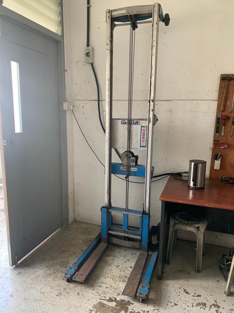 Genie Material Lift GL12, Everything Else on Carousell