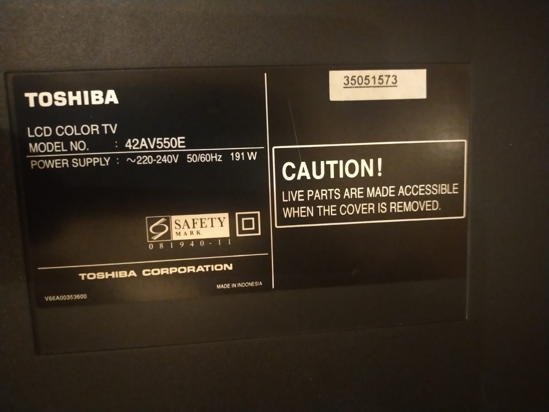 TOSHIBA LCD COLOUR TV 42in model 42AV550E, TV & Home Appliances, TV ...