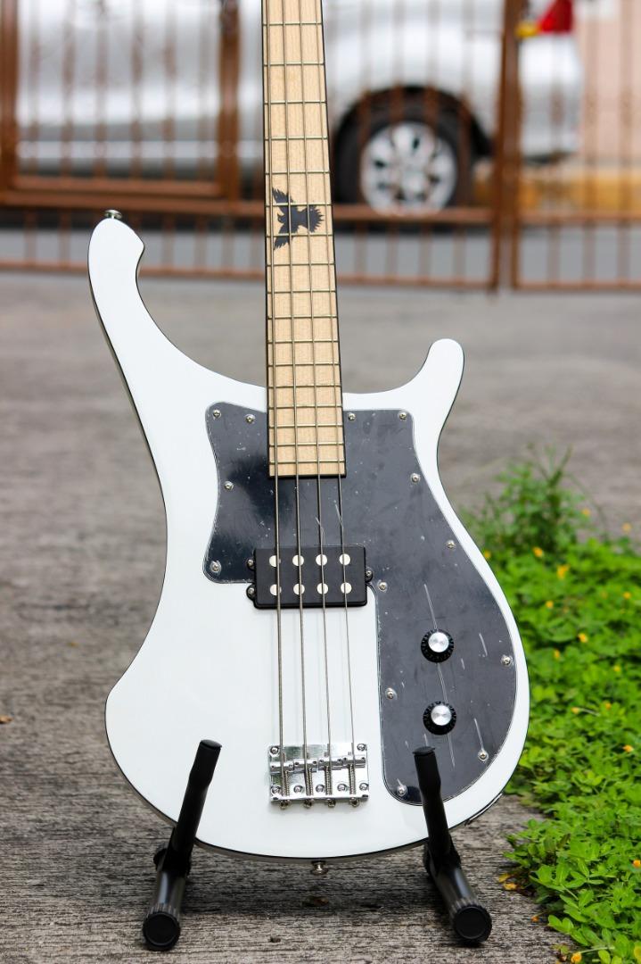 D&D Resurrecctor 2 String Bass Guitar, Hobbies & Toys, Music & Media ...