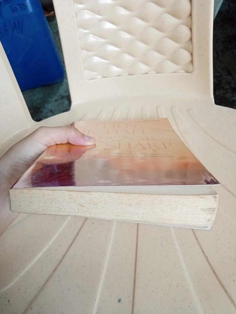 RAZOR SHARP by FERN MICHAELS, Hobbies & Toys, Books & Magazines, Fiction & Non-Fiction on Carousell