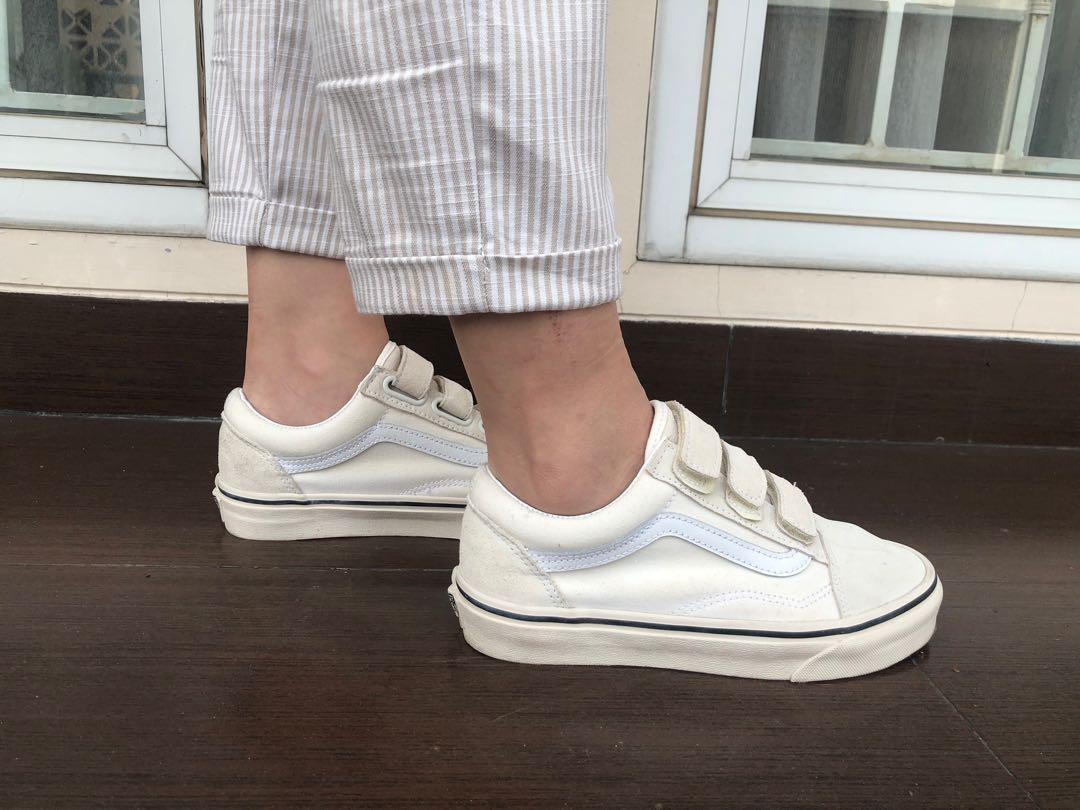 Vans Classic Old Skool Strap - Putih, Fesyen Wanita, Sepatu di Carousell