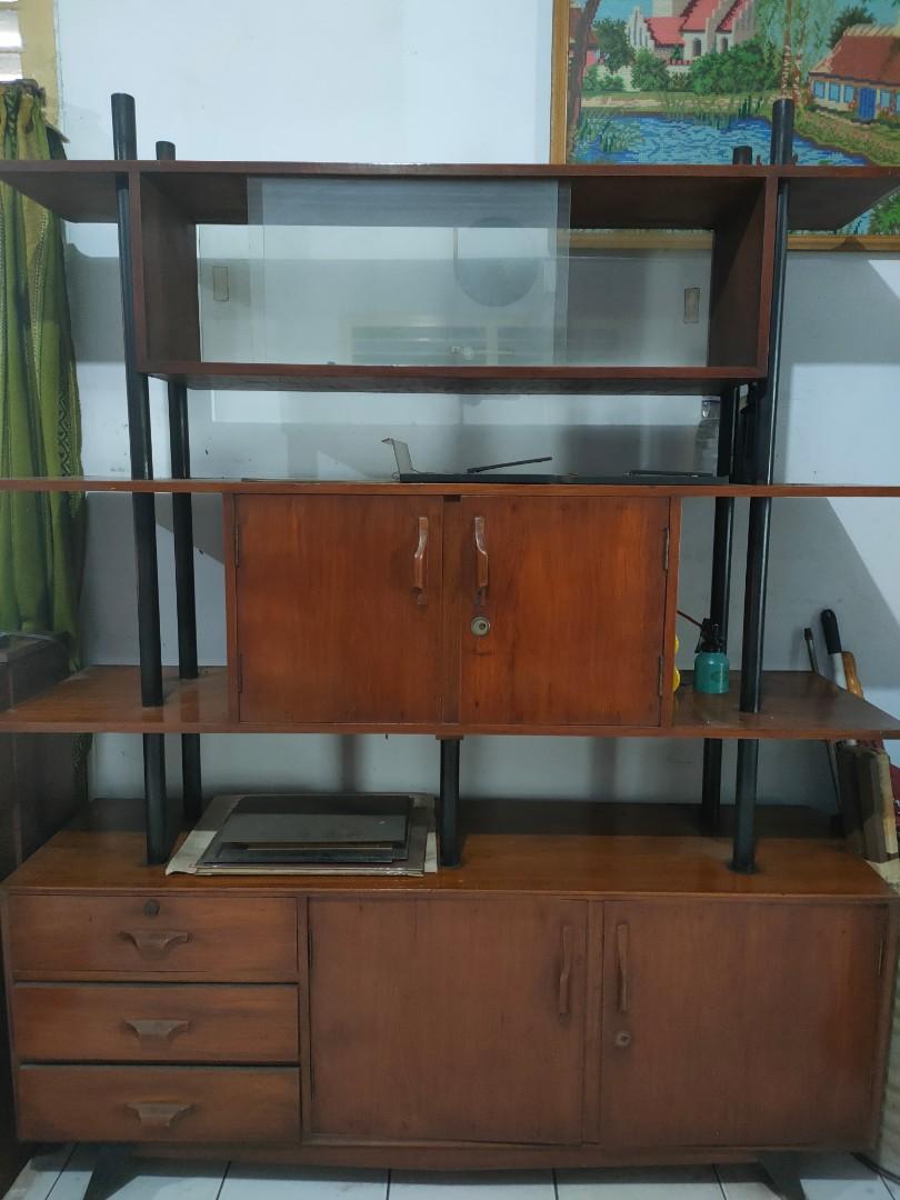 Lemari pajangan kayu jati tua, Perabotan Rumah di Carousell