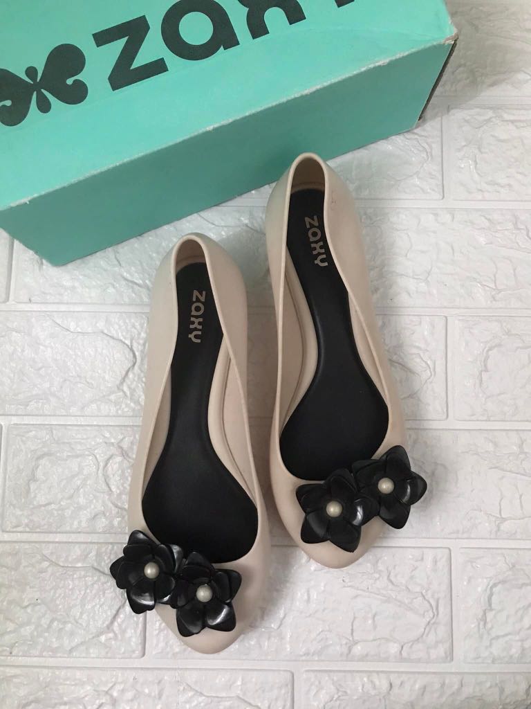 Zaxy fem, Women's Fashion, Footwear, Flats & Sandals on Carousell