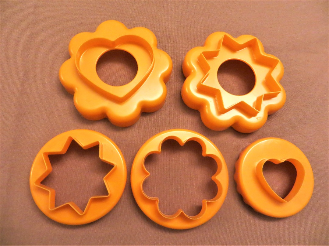 *VINTAGE TUPPERWARE* Cookie Cutter (Combo of 5 pieces with 10 patterns ...