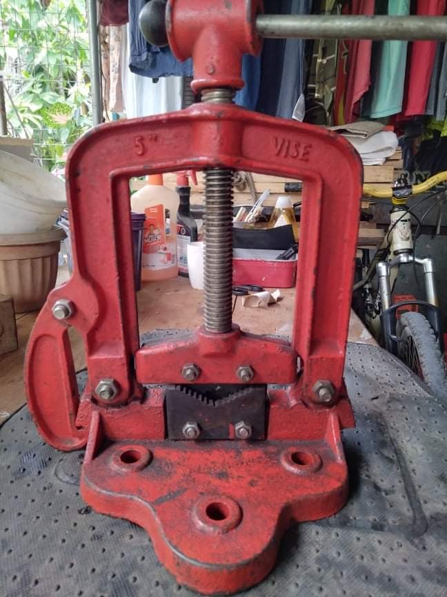 Vice bench tube gato, Commercial & Industrial, Construction Tools ...