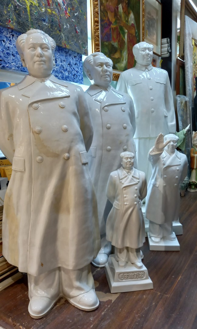 Vintage 63.5cm tall white Porcelain of Hands folding back Mao Zedong ...