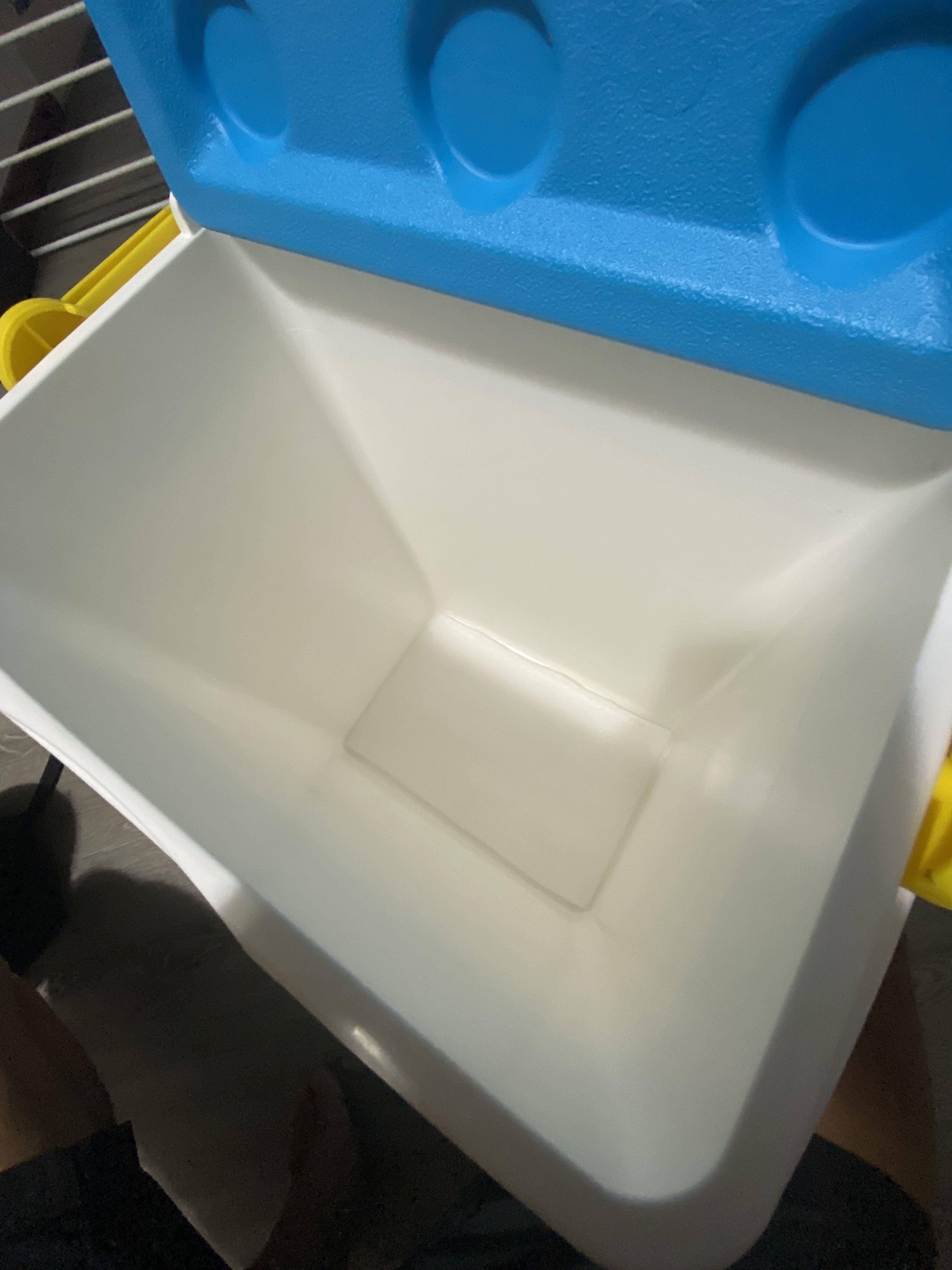 Ice box about 25ltr, Sports Equipment, Hiking & Camping on Carousell