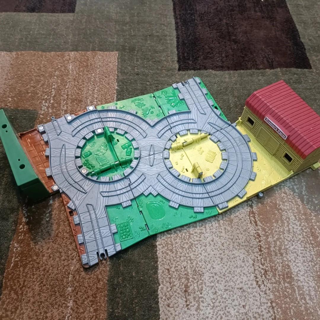 Thomas the Train Trotters Farm Take and Play, Hobbies & Toys, Toys ...