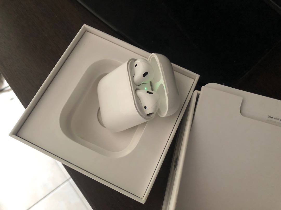 Apple gen 2 EarPods, Audio, Earphones on Carousell
