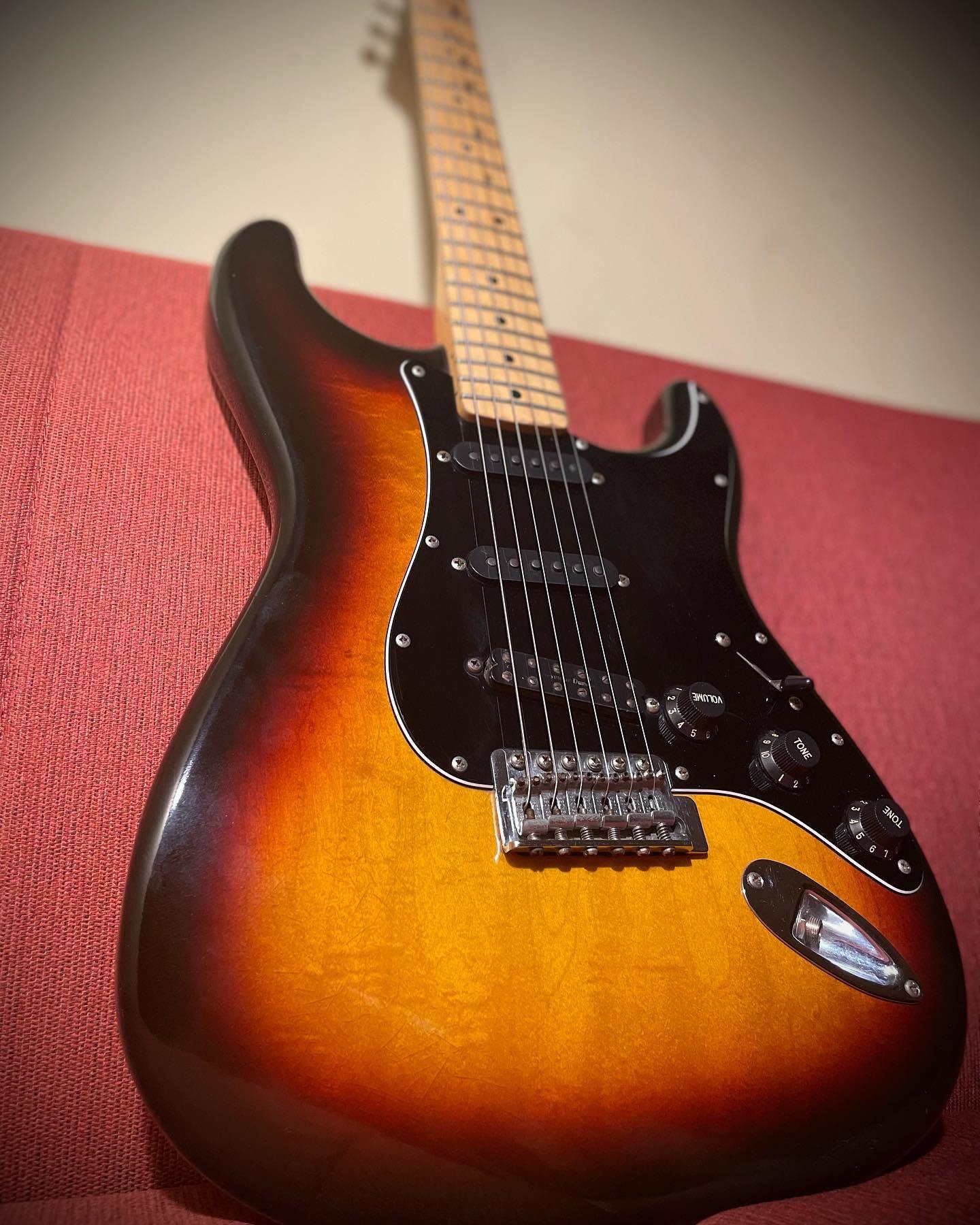 Fender Stratocaster, Musik & Media, Alat di Carousell