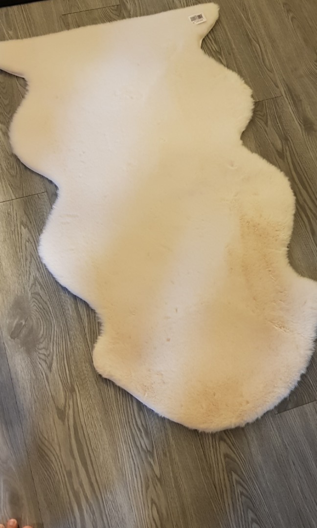 White fur mat/carpet, Furniture & Home Living, Home Decor, Carpets ...