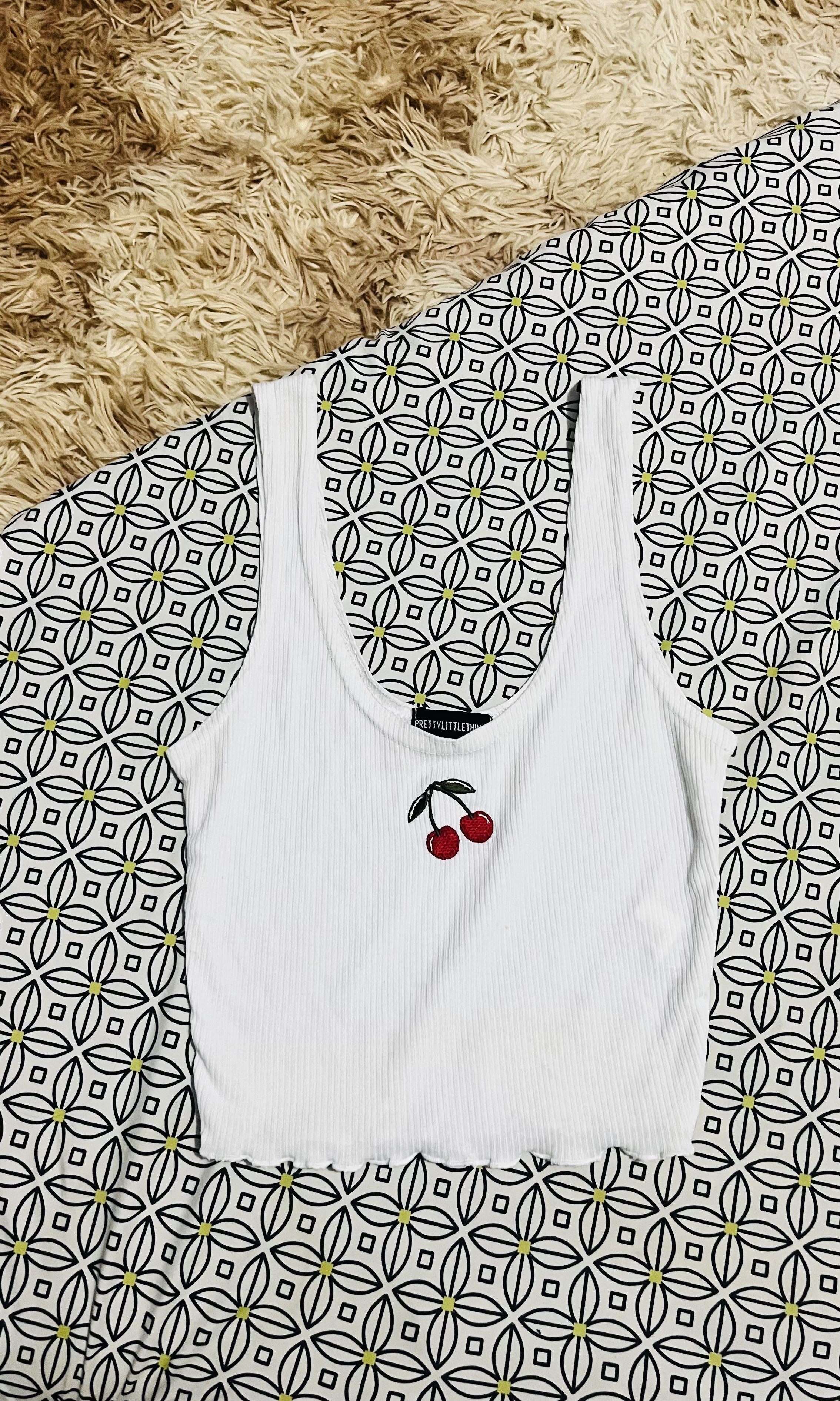 PRETTY LITTLE THING SEXY TOP, Women's Fashion, Tops, Sleeveless on ...