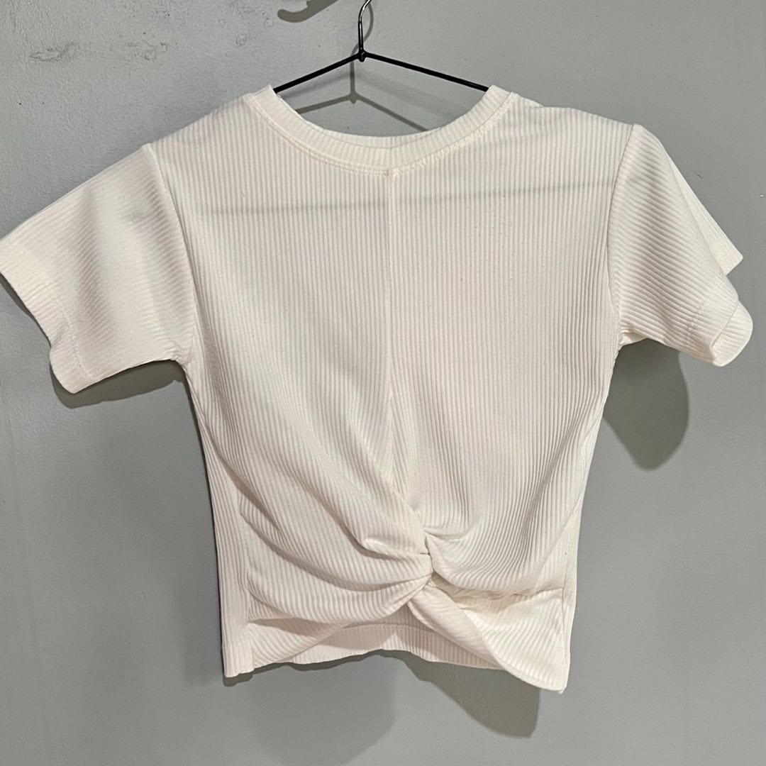 White Basic Top, Women's Fashion, Tops, Shirts on Carousell