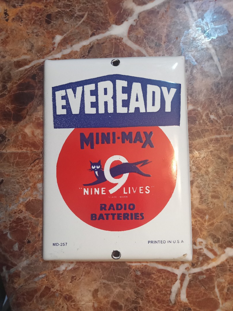 EVEREADY MINI-MAX 9 LIVES Radio Batteries Gas Oil Embossed Porcelain ...