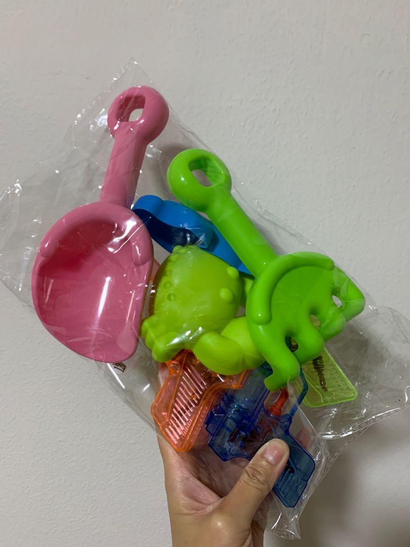 Giraffe Inflatable pool with pump only + free toys, Babies & Kids ...