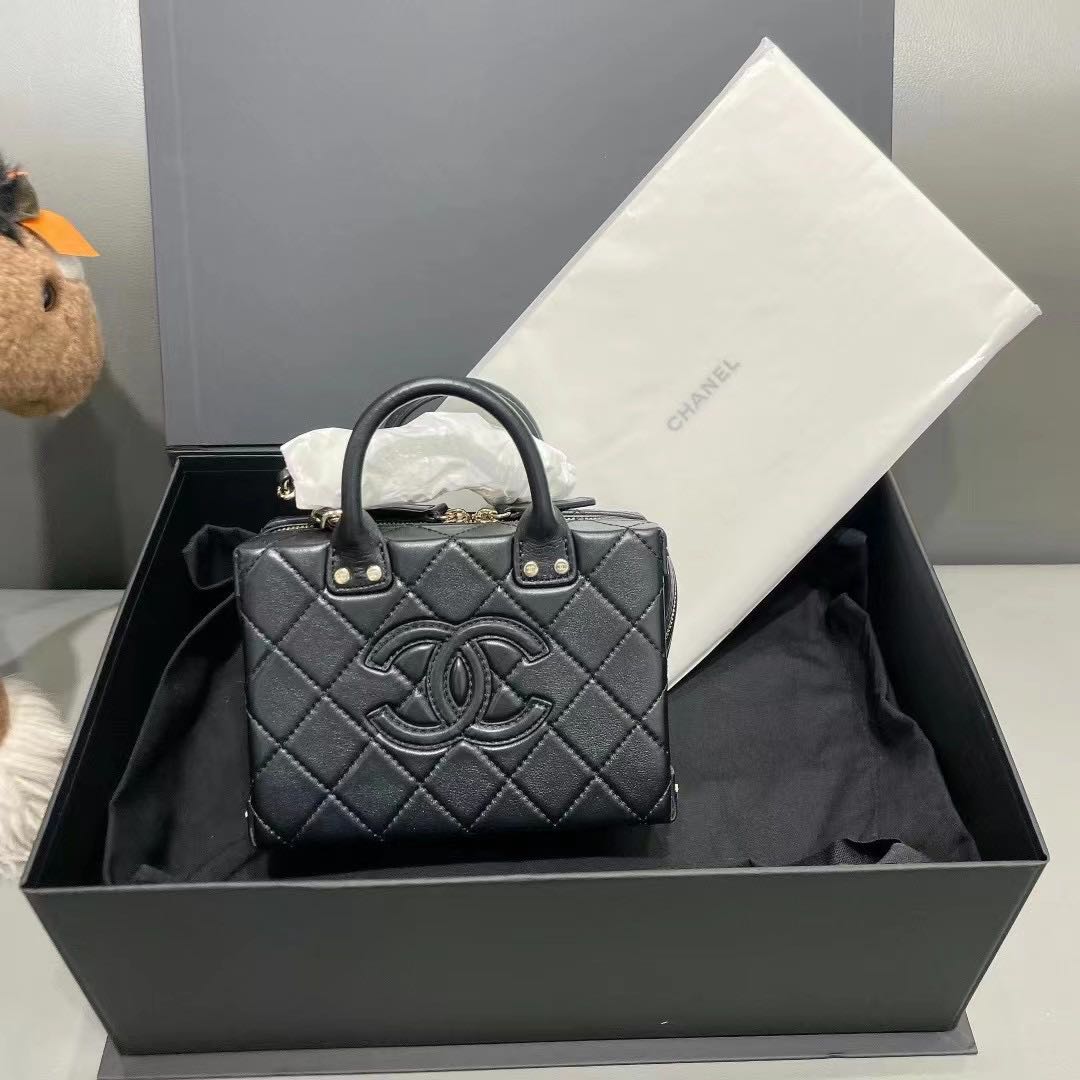 Chanel 22b vanity bag, Women's Fashion, Bags & Wallets, Cross-body Bags ...