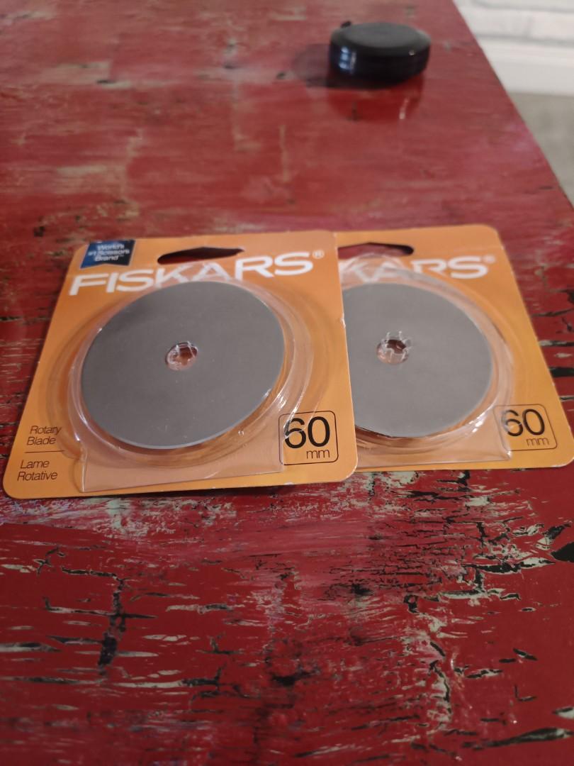 60mm Friskars Rotary cutter plus 2 replacing blades, Hobbies & Toys ...