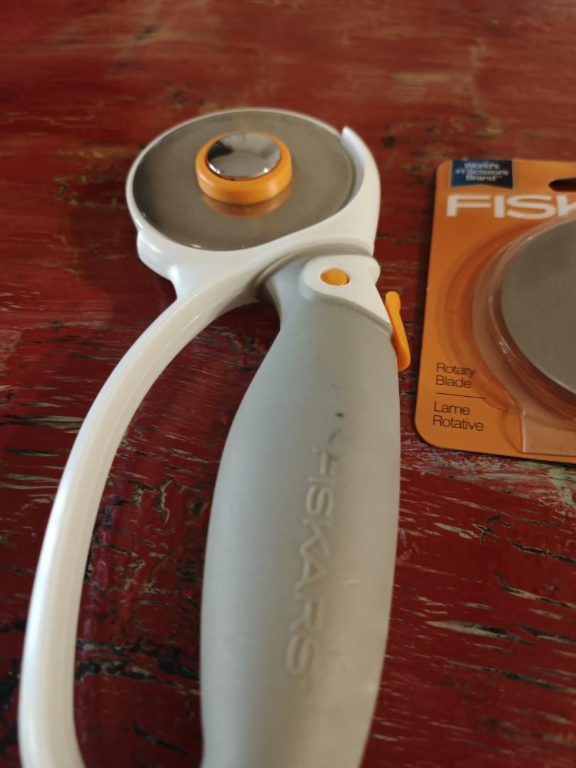 60mm Friskars Rotary cutter plus 2 replacing blades, Hobbies & Toys ...