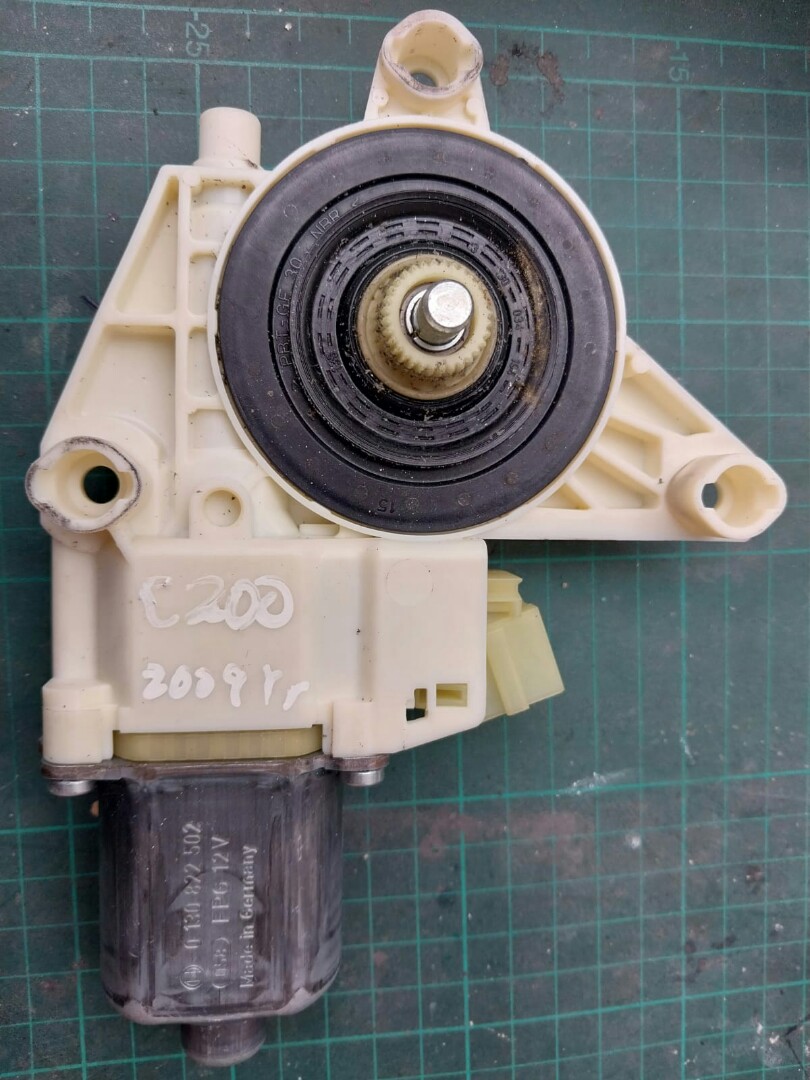 Mercedes C200 2009年右前窗摩打, 汽車配件, 改裝、內外零件 - Carousell