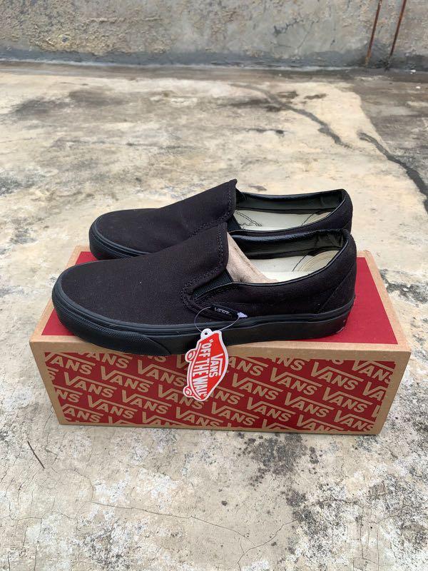 Vans Slip On classic full black, Fesyen Wanita, Sepatu di Carousell