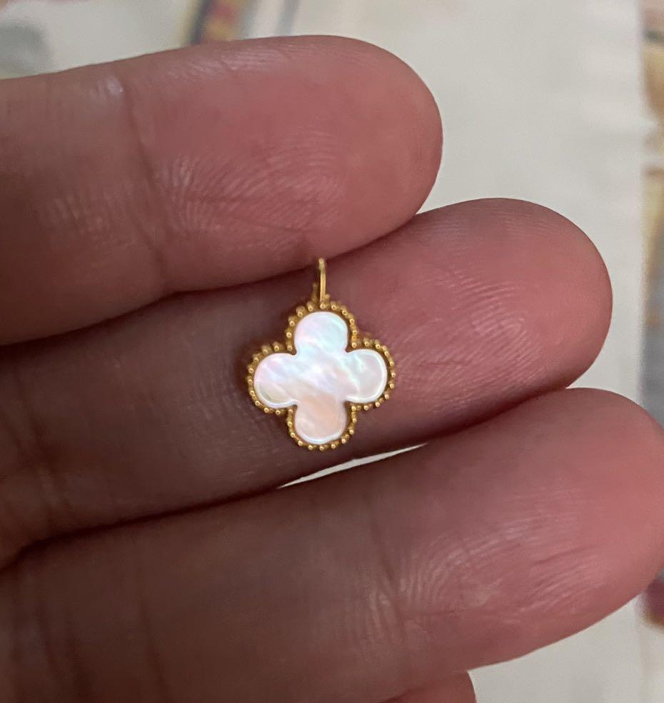 Mother of pearl clover pendant 18k hk clover, Women's Fashion, Jewelry ...