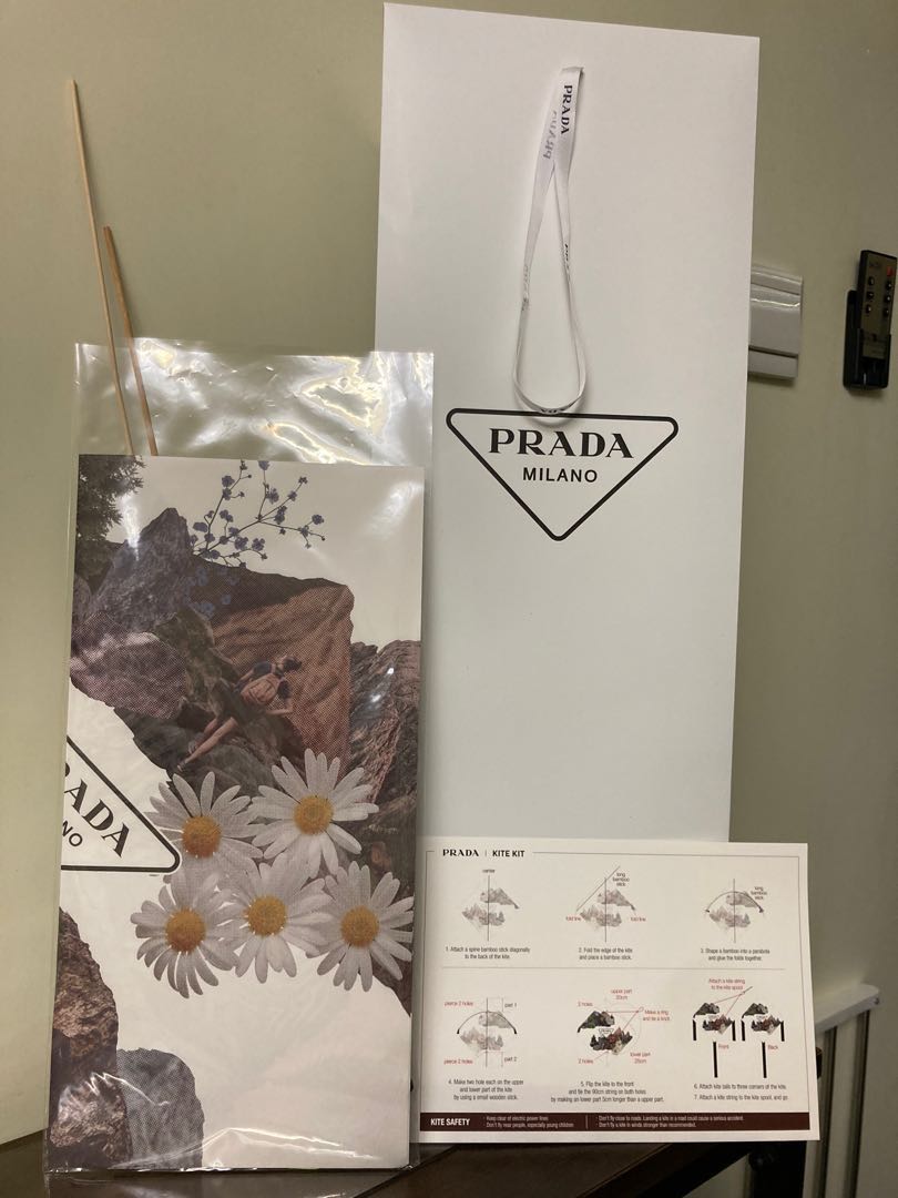 Prada paper kite set, 名牌, 飾物及配件 - Carousell