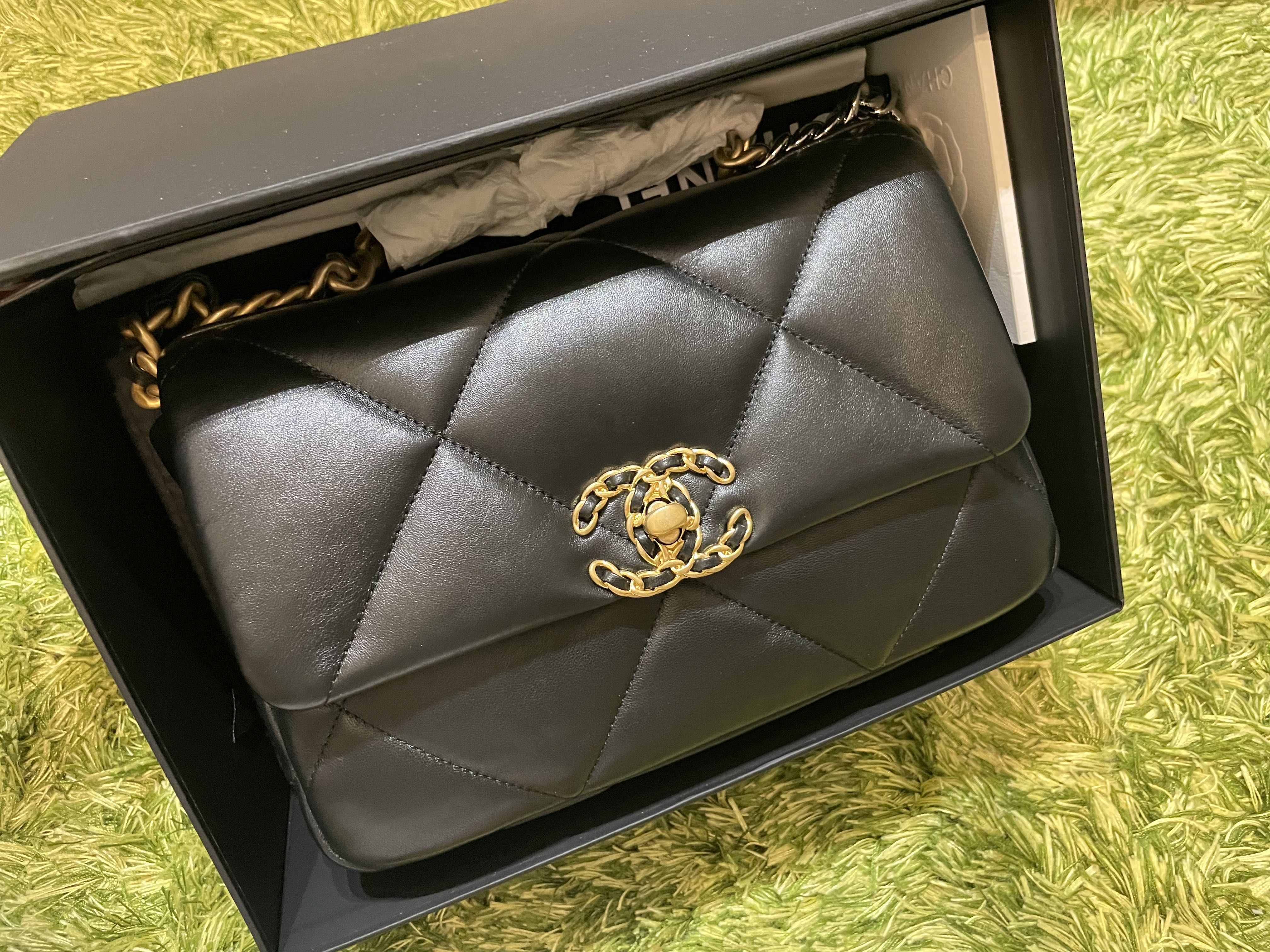 Chanel 19 Small size Black Leather GHW, 名牌, 手袋及銀包 - Carousell