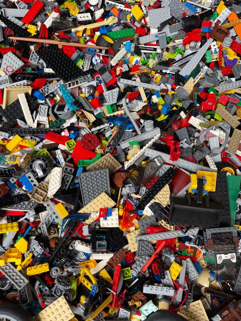 LEGO - huge box with all kinds of bricks and minifigurines from ...
