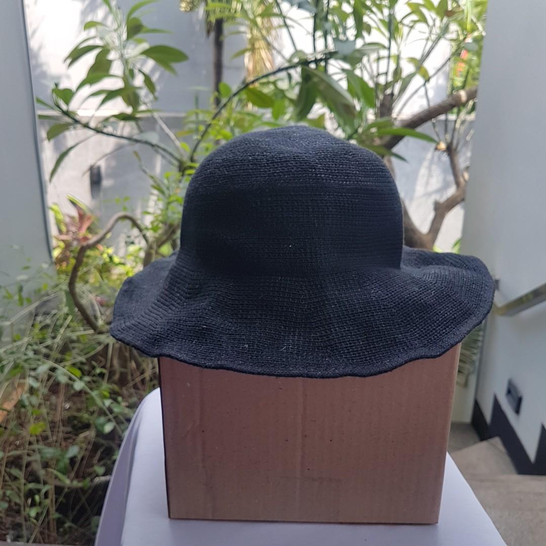 Topi pantai cantik, Fesyen Wanita, Aksesoris di Carousell