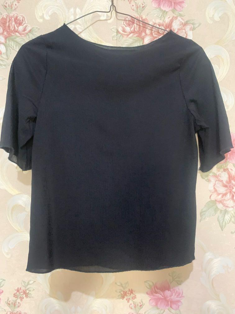 Crop top hitam polos, Fesyen Wanita, Pakaian Wanita, Atasan di Carousell