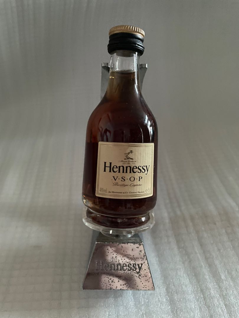Hennessy V.S.O.P. - sample on rocking chair, 嘢食 & 嘢飲, 酒精飲料 - Carousell