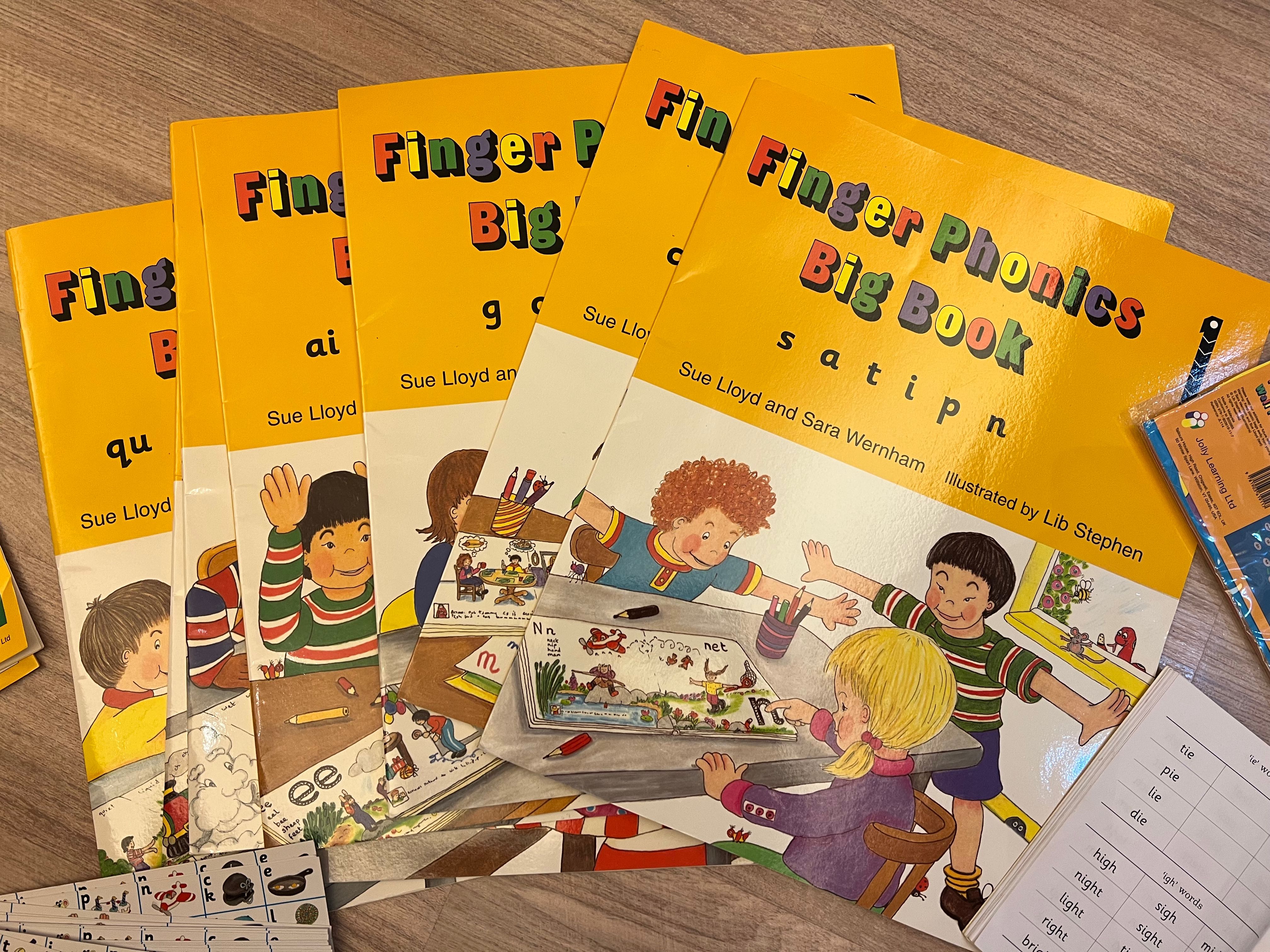 Jolly phonics Big book and other materials, 興趣及遊戲, 書本 & 文具, 小朋友書 ...