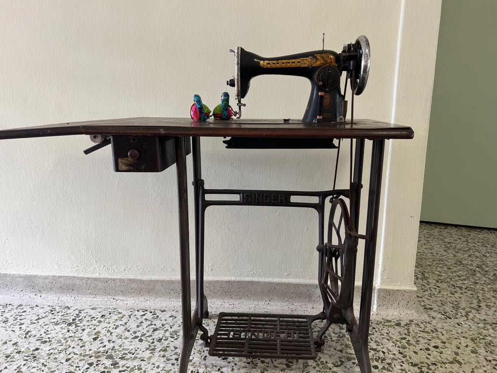 Traditional old school sewing machine, Hobbies & Toys, Memorabilia ...