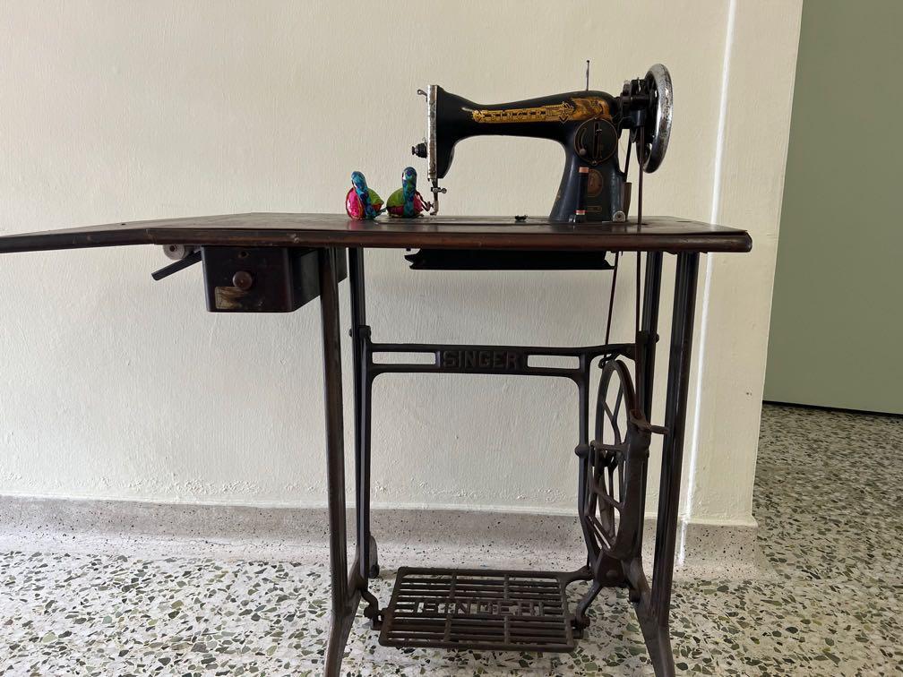 Traditional old school sewing machine, Hobbies & Toys, Memorabilia ...