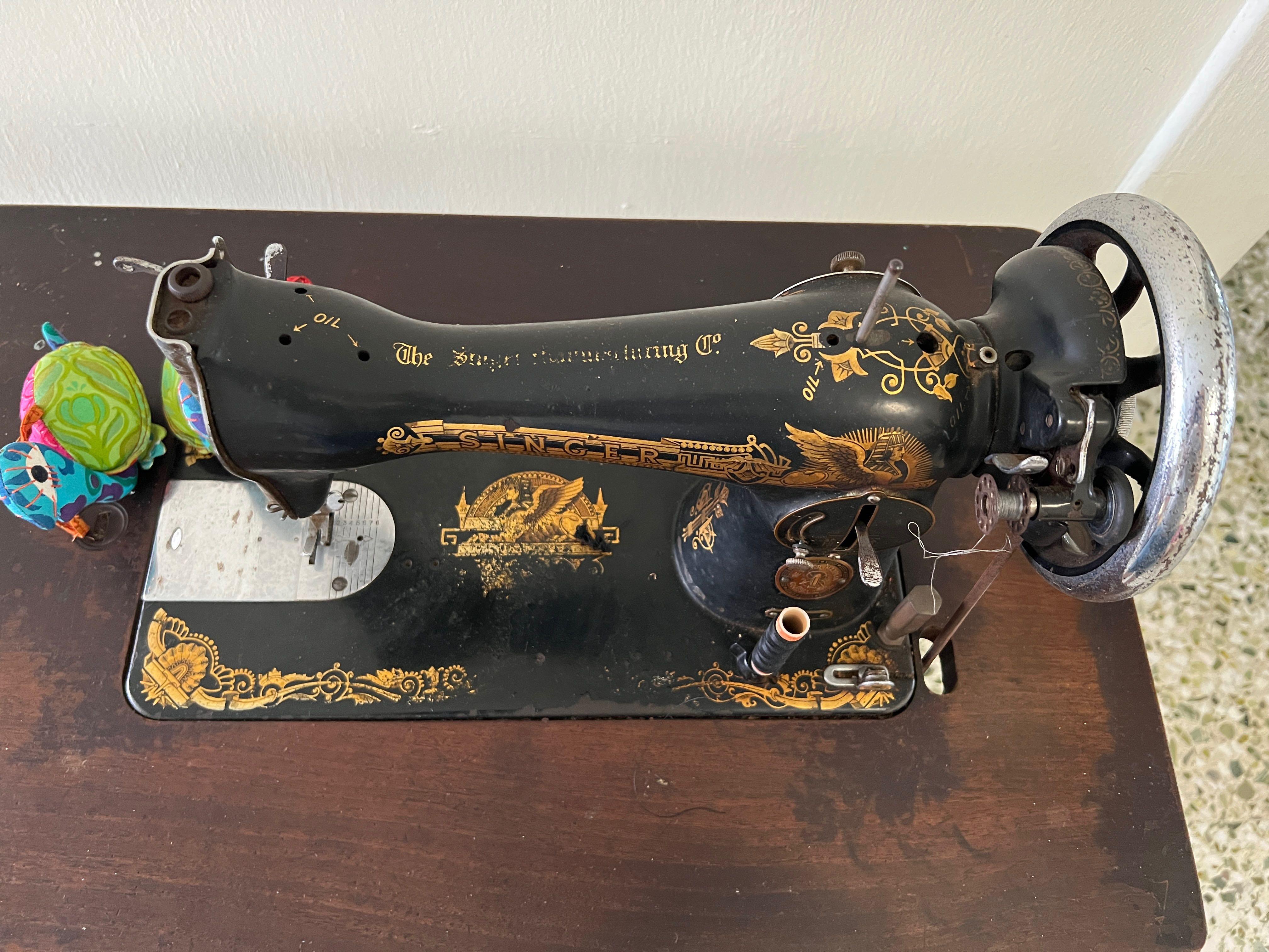 Traditional old school sewing machine, Hobbies & Toys, Memorabilia ...