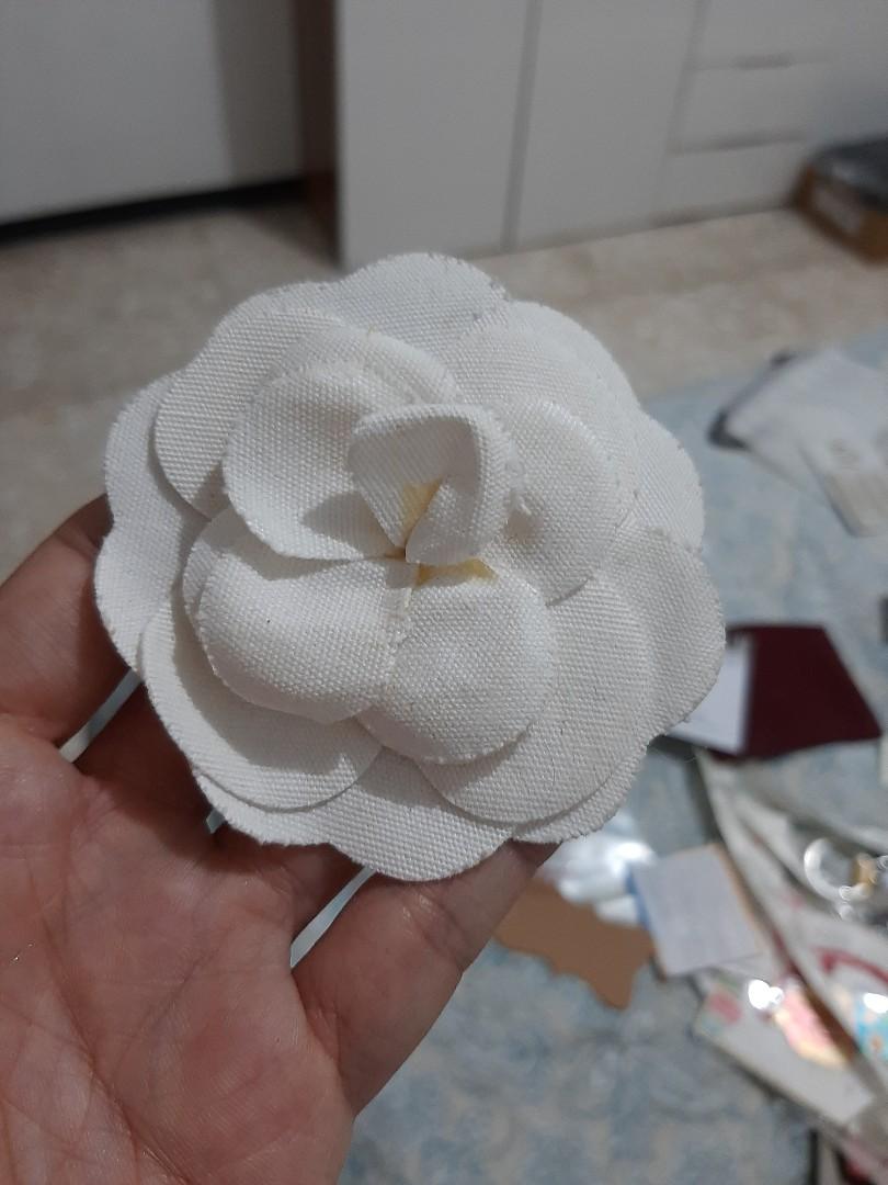 Camelia chanel putih original, Fesyen Wanita, Aksesoris di Carousell