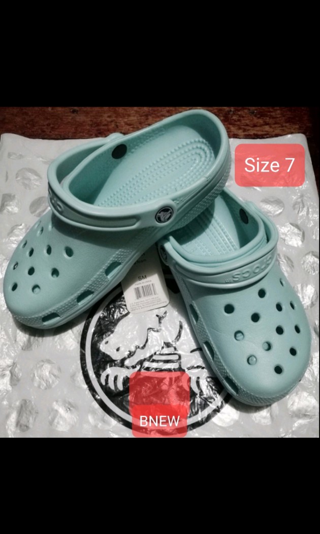 CROCS BRANDNEW, Women's Fashion, Footwear, Slippers and slides on Carousell