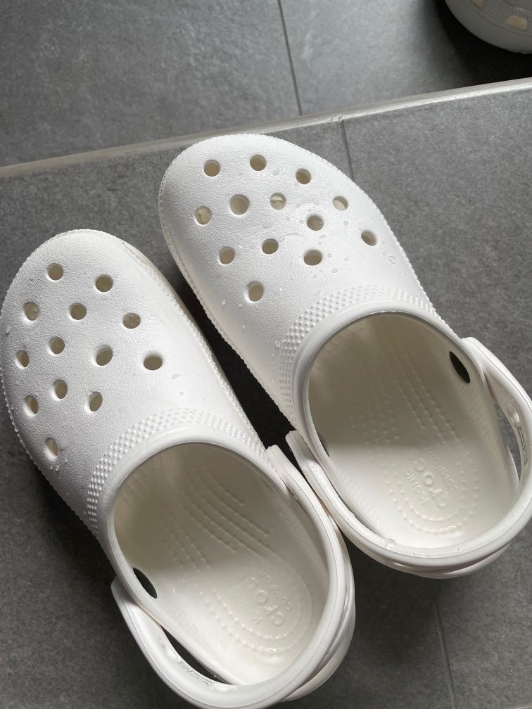 Crocs classic platform W4, Women's Fashion, Footwear, Flipflops and Slides on Carousell