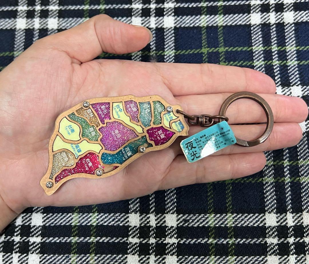Taiwan Souvenir Luminous Wooden Taiwan-Shaped Keychain, Hobbies & Toys ...