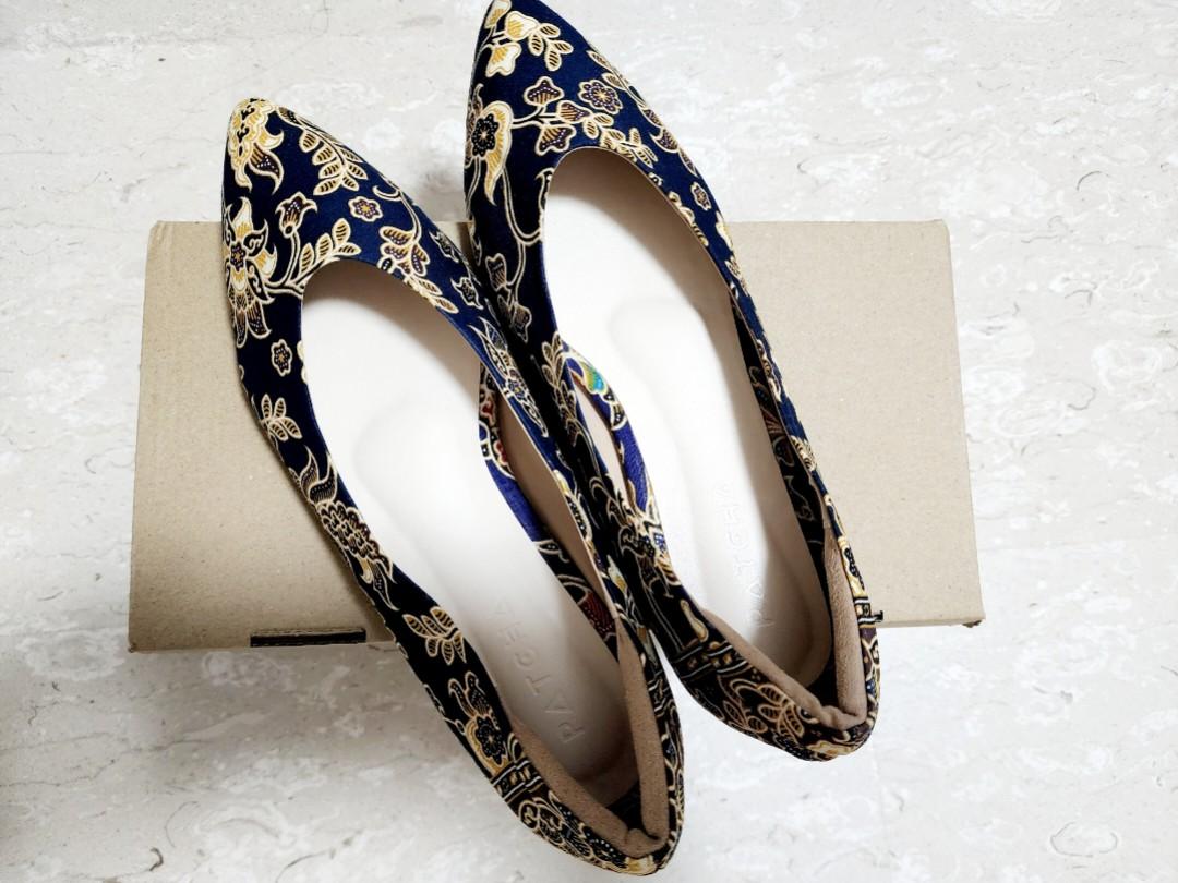 Batik shoes, Women's Fashion, Footwear, Flats on Carousell